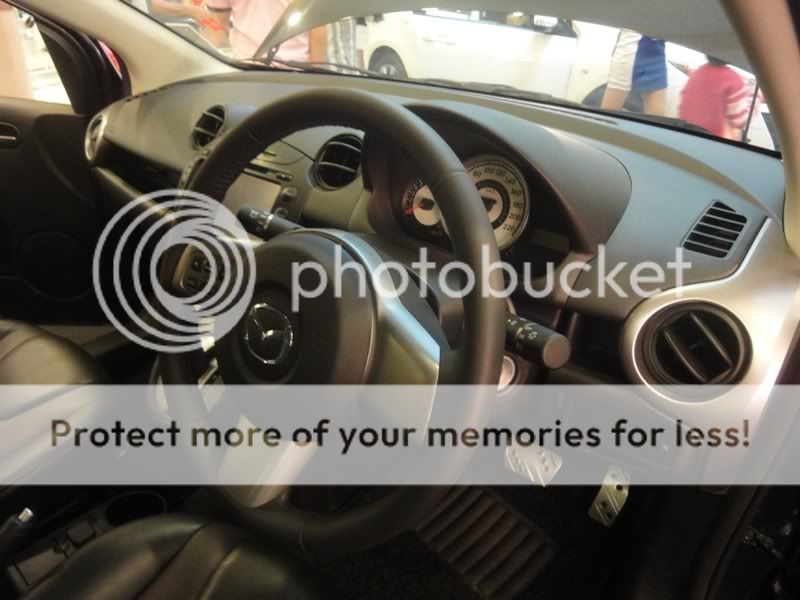 Mazda car show : Mazda 2 with GPS, sport rims